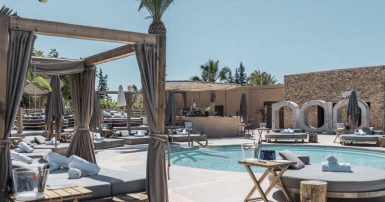 Naô Pool Club: Luxurious Escape in Puerto Banús, Marbella